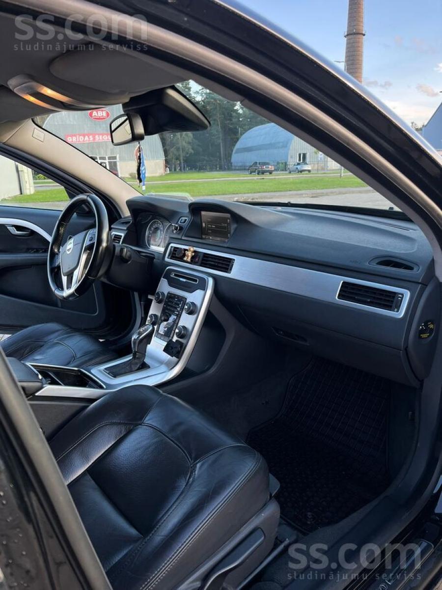 Black Volvo V70 2013 in Valmiera, with an engine capacity of 2.00 L and mileage of 450 thousand km for 4300 €, photo 6 on AUTOMOTO.COM.LV