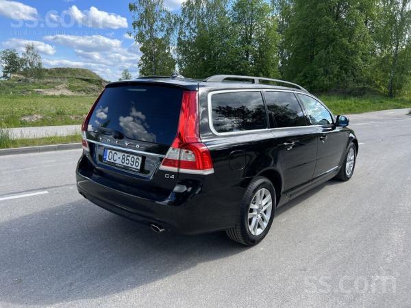 Black Volvo V70 2014 in Riga, with an engine capacity of 2.00 L and mileage of 299 thousand km for 4200 €, photo 4 on AUTOMOTO.COM.LV