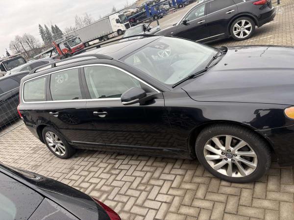 Black Volvo V70 2014 in Taurage, with an engine capacity of 1.97 L and mileage of 340 thousand km for 3900 €, photo 5 on AUTOMOTO.COM.LV