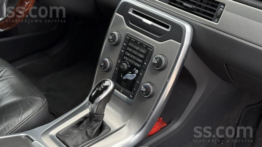 Black Volvo V70 2014 in Jurmala, with an engine capacity of 2.00 L and mileage of 0 thousand km for 5950 €, photo 19 on AUTOMOTO.COM.LV