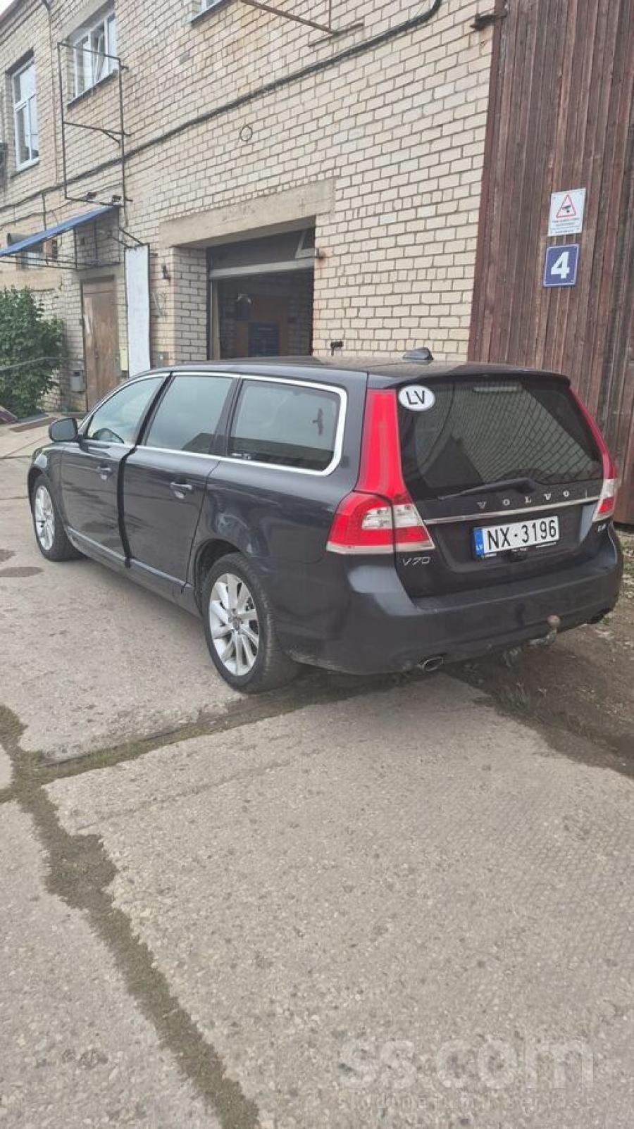 Black Volvo V70 2014 in Jekabpils, with an engine capacity of 2.00 L and mileage of 180 thousand km for 6300 €, photo 3 on AUTOMOTO.COM.LV