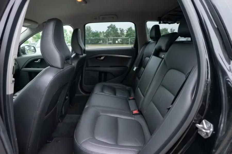 Melns Volvo V70 2014 Liepāja, ar dzinēja tilpumu 2.00 L un nobraukumu 306 tūkst. km par 9800 €, foto 10 vietnē AUTOMOTO.COM.LV