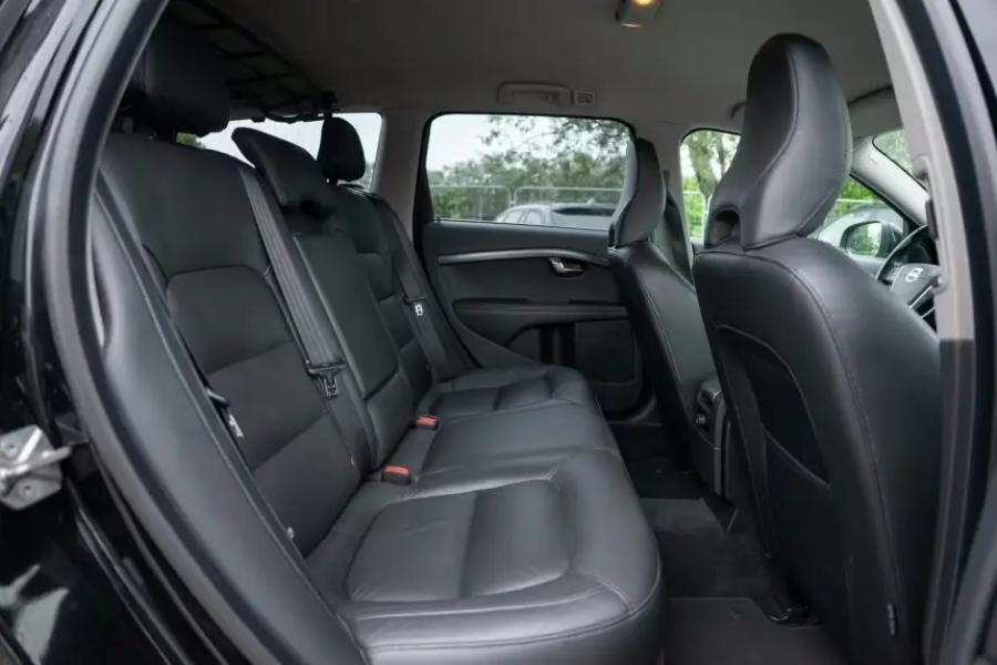 Melns Volvo V70 2014 Liepāja, ar dzinēja tilpumu 2.00 L un nobraukumu 306 tūkst. km par 9800 €, foto 12 vietnē AUTOMOTO.COM.LV
