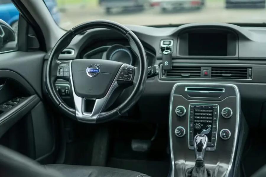 Melns Volvo V70 2014 Liepāja, ar dzinēja tilpumu 2.00 L un nobraukumu 306 tūkst. km par 9800 €, foto 14 vietnē AUTOMOTO.COM.LV