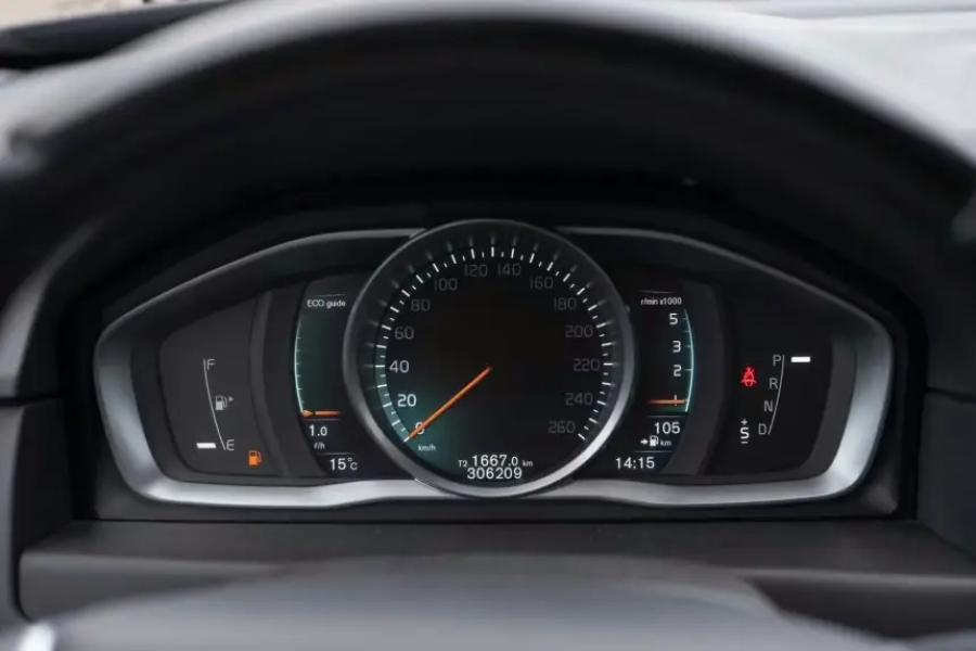 Melns Volvo V70 2014 Liepāja, ar dzinēja tilpumu 2.00 L un nobraukumu 306 tūkst. km par 9800 €, foto 15 vietnē AUTOMOTO.COM.LV