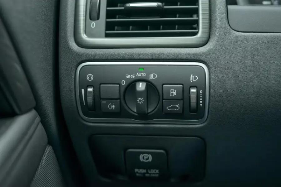 Melns Volvo V70 2014 Liepāja, ar dzinēja tilpumu 2.00 L un nobraukumu 306 tūkst. km par 9800 €, foto 21 vietnē AUTOMOTO.COM.LV