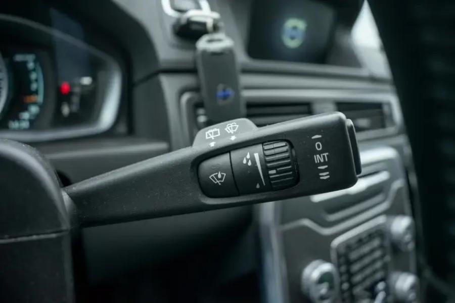 Melns Volvo V70 2014 Liepāja, ar dzinēja tilpumu 2.00 L un nobraukumu 306 tūkst. km par 9800 €, foto 28 vietnē AUTOMOTO.COM.LV