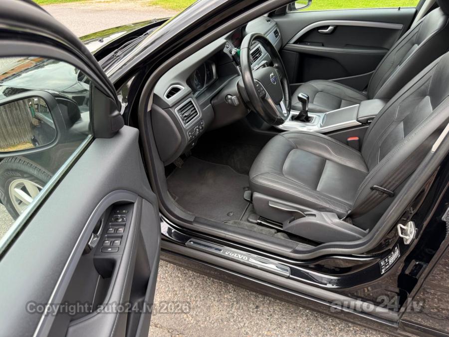Black Volvo V70 2014 in Tallinn, with an engine capacity of 2.00 L and mileage of 279 thousand km for 7990 €, photo 6 on AUTOMOTO.COM.LV