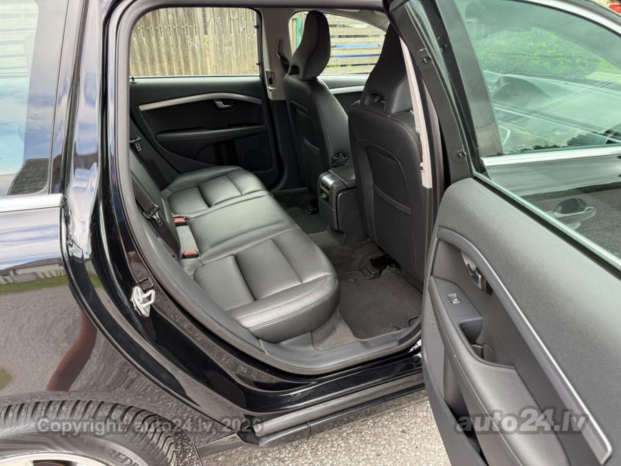 Black Volvo V70 2014 in Tallinn, with an engine capacity of 2.00 L and mileage of 279 thousand km for 7990 €, photo 16 on AUTOMOTO.COM.LV