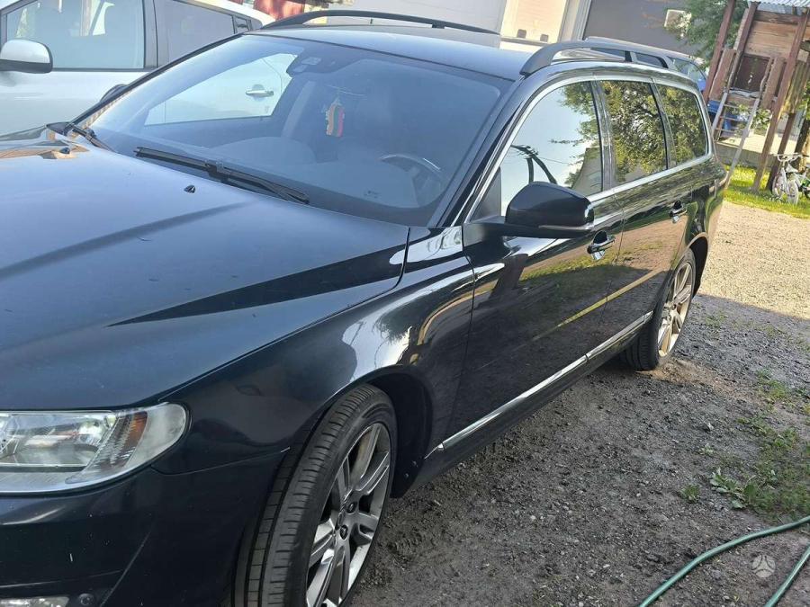 Black Volvo V70 2014 in Vilnius, with an engine capacity of 1.97 L and mileage of 370 thousand km for 3900 €, photo 4 on AUTOMOTO.COM.LV