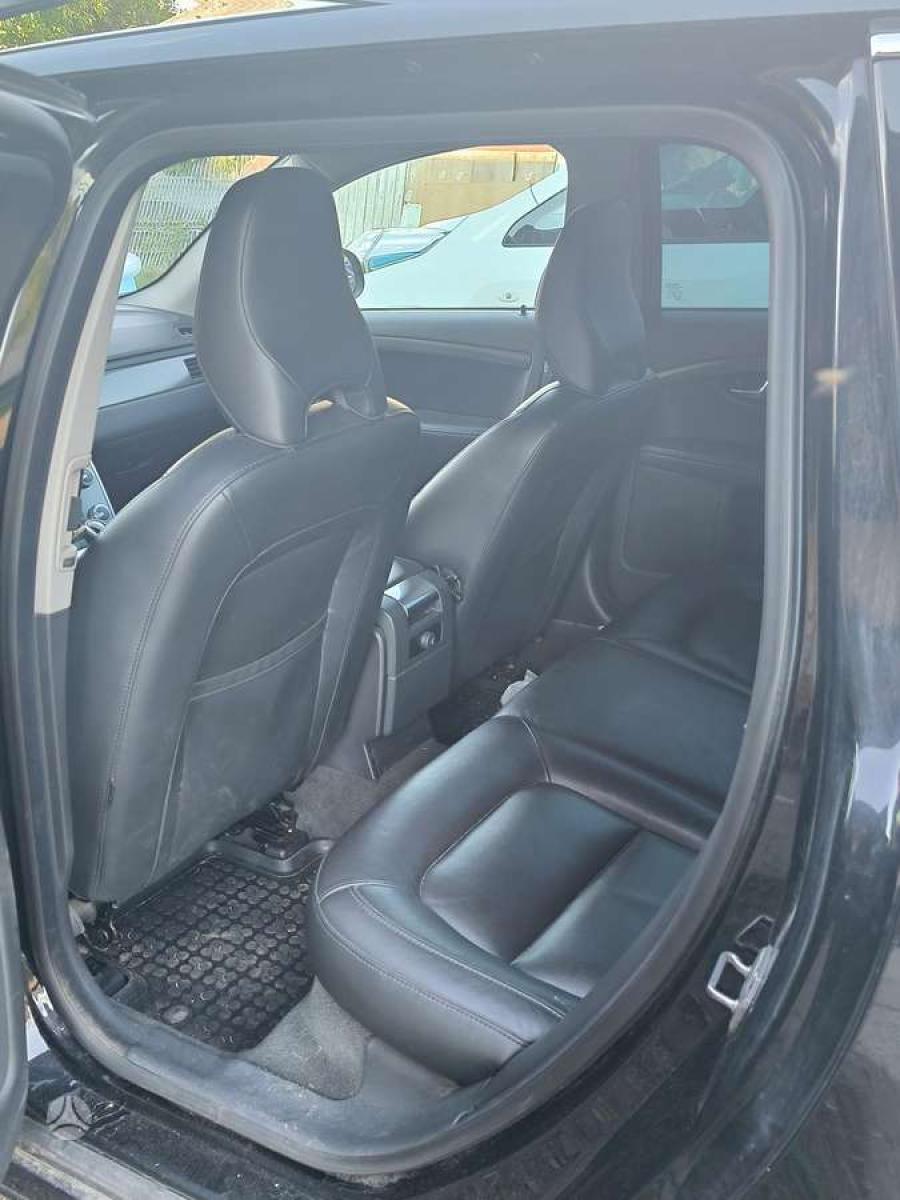 Black Volvo V70 2014 in Vilnius, with an engine capacity of 1.97 L and mileage of 370 thousand km for 3900 €, photo 7 on AUTOMOTO.COM.LV