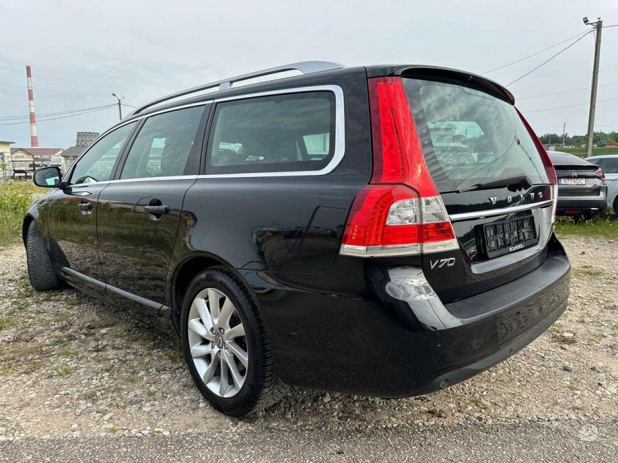 Black Volvo V70 2014 in Vilnius, with an engine capacity of 1.56 L and mileage of 216 thousand km for 8590 €, photo 8 on AUTOMOTO.COM.LV