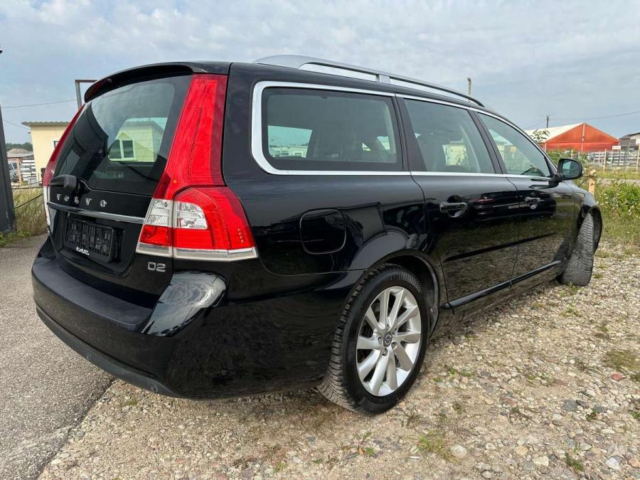 Black Volvo V70 2014 in Vilnius, with an engine capacity of 1.56 L and mileage of 216 thousand km for 8590 €, photo 11 on AUTOMOTO.COM.LV