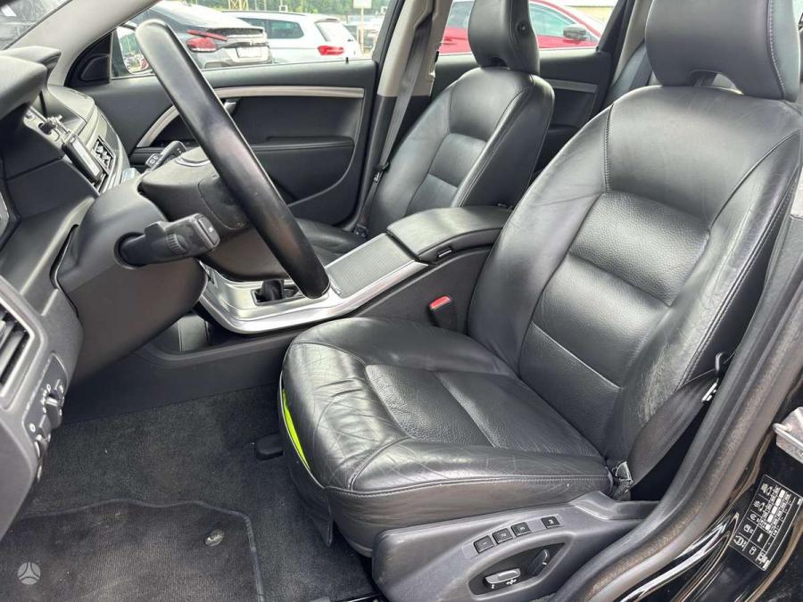 Black Volvo V70 2014 in Vilnius, with an engine capacity of 1.56 L and mileage of 216 thousand km for 8590 €, photo 17 on AUTOMOTO.COM.LV