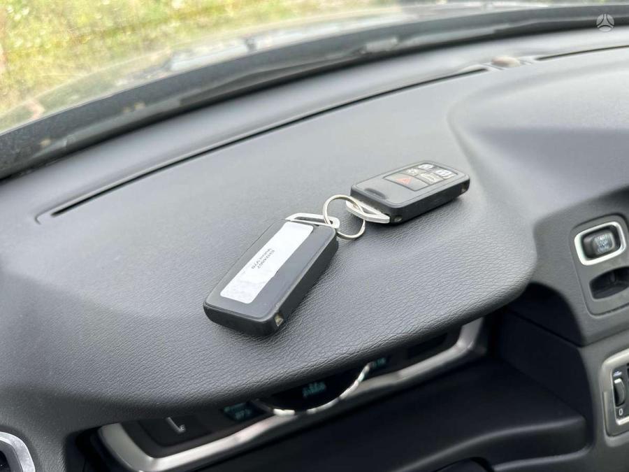 Black Volvo V70 2014 in Vilnius, with an engine capacity of 1.56 L and mileage of 216 thousand km for 8590 €, photo 27 on AUTOMOTO.COM.LV