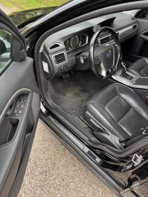 Melns Volvo V70 2014 Alīta, ar dzinēja tilpumu 1.60 L un nobraukumu 304 tūkst. km par 5350 €, foto 17 vietnē AUTOMOTO.COM.LV