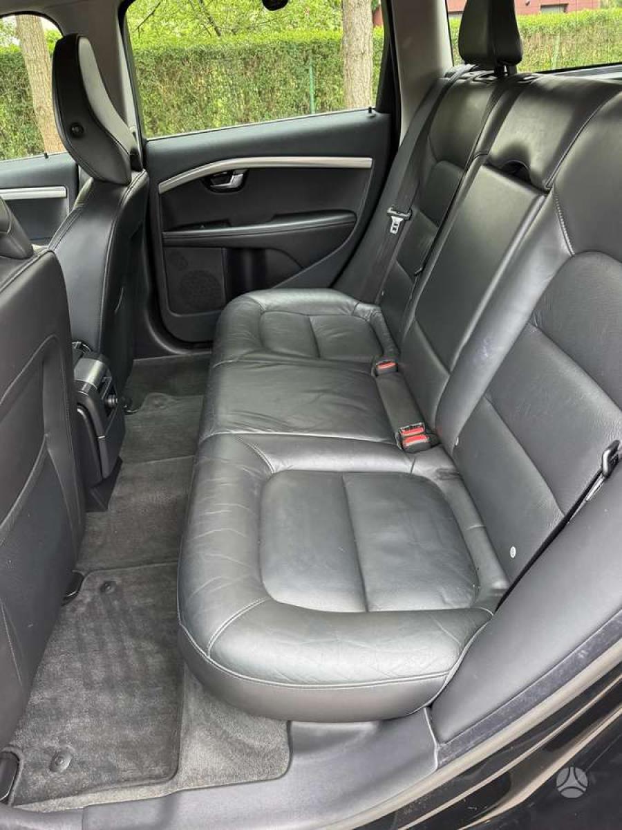 Melns Volvo V70 2014 Alīta, ar dzinēja tilpumu 1.60 L un nobraukumu 304 tūkst. km par 5350 €, foto 19 vietnē AUTOMOTO.COM.LV