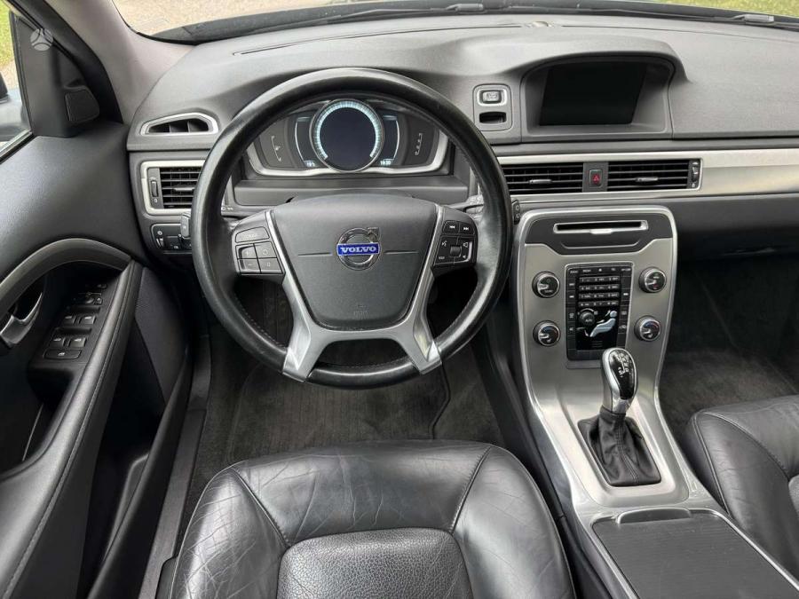 Melns Volvo V70 2014 Alīta, ar dzinēja tilpumu 1.60 L un nobraukumu 304 tūkst. km par 5350 €, foto 23 vietnē AUTOMOTO.COM.LV