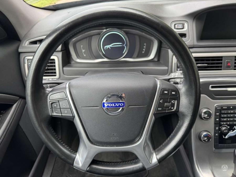 Melns Volvo V70 2014 Alīta, ar dzinēja tilpumu 1.60 L un nobraukumu 304 tūkst. km par 5350 €, foto 24 vietnē AUTOMOTO.COM.LV