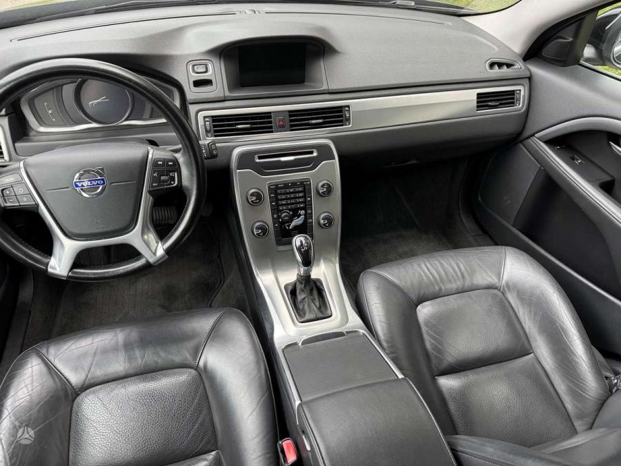 Melns Volvo V70 2014 Alīta, ar dzinēja tilpumu 1.60 L un nobraukumu 304 tūkst. km par 5350 €, foto 25 vietnē AUTOMOTO.COM.LV
