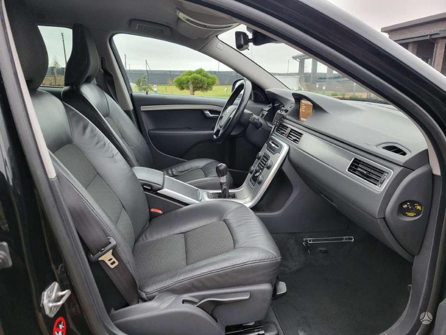 Black Volvo V70 2015 in Vilnius, with an engine capacity of 2.00 L and mileage of 251 thousand km for 7299 €, photo 15 on AUTOMOTO.COM.LV