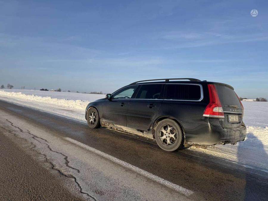 Black Volvo V70 2015 in Klaipeda, with an engine capacity of 1.98 L and mileage of 506 thousand km for 7999 €, photo 4 on AUTOMOTO.COM.LV