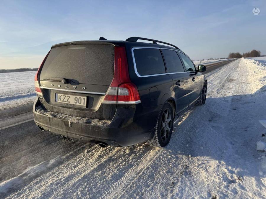 Black Volvo V70 2015 in Klaipeda, with an engine capacity of 1.98 L and mileage of 506 thousand km for 7999 €, photo 6 on AUTOMOTO.COM.LV