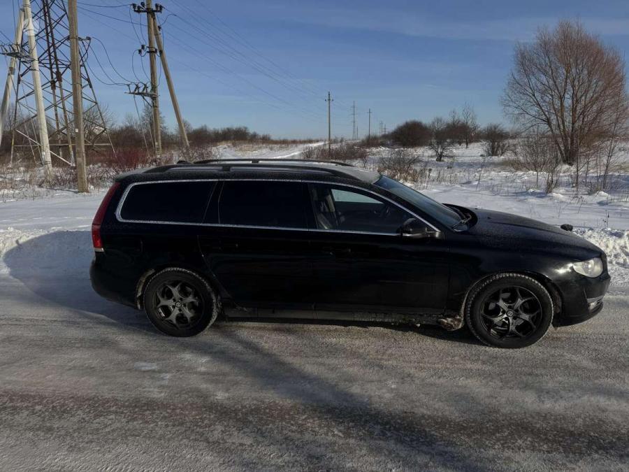 Black Volvo V70 2015 in Klaipeda, with an engine capacity of 1.98 L and mileage of 506 thousand km for 7999 €, photo 8 on AUTOMOTO.COM.LV