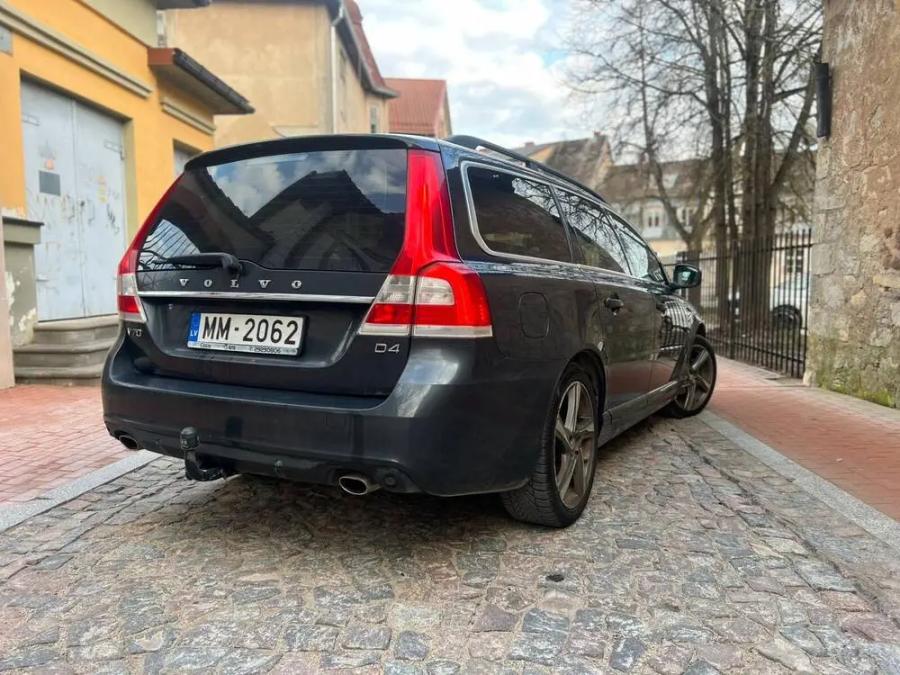 Melns Volvo V70 2015 Cēsis, ar dzinēja tilpumu 2.00 L un nobraukumu 444 tūkst. km par 4990 €, foto 6 vietnē AUTOMOTO.COM.LV