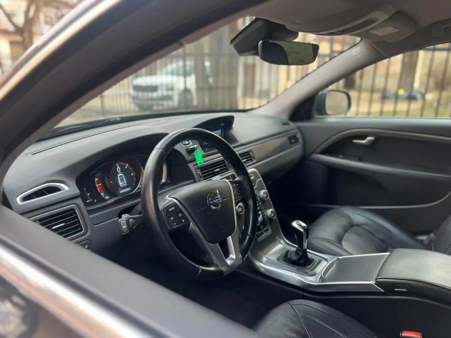Melns Volvo V70 2015 Cēsis, ar dzinēja tilpumu 2.00 L un nobraukumu 444 tūkst. km par 4990 €, foto 8 vietnē AUTOMOTO.COM.LV