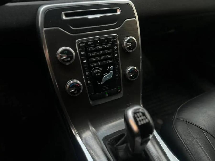 Melns Volvo V70 2015 Cēsis, ar dzinēja tilpumu 2.00 L un nobraukumu 444 tūkst. km par 4990 €, foto 14 vietnē AUTOMOTO.COM.LV