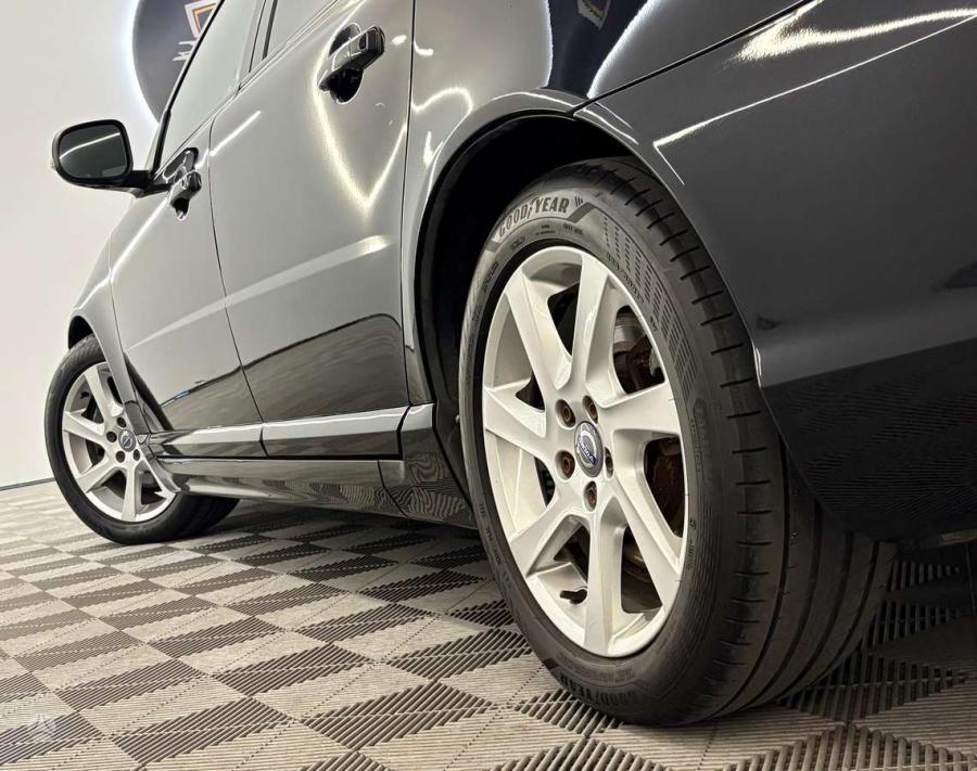 Melns Volvo V70 2015 Marijampole, ar dzinēja tilpumu 1.98 L un nobraukumu 246 tūkst. km par 6999 €, foto 24 vietnē AUTOMOTO.COM.LV