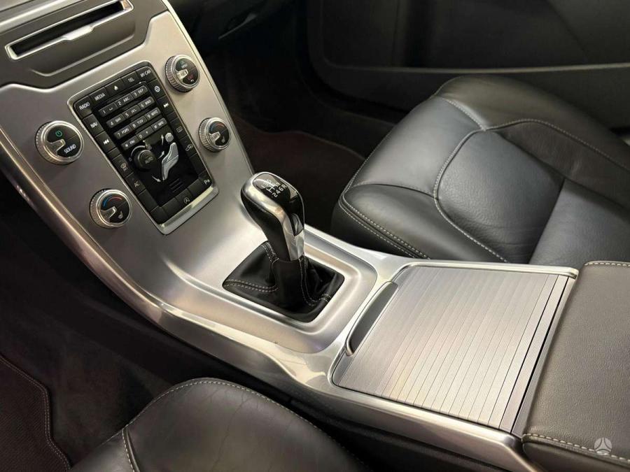 Melns Volvo V70 2015 Marijampole, ar dzinēja tilpumu 1.98 L un nobraukumu 246 tūkst. km par 6999 €, foto 31 vietnē AUTOMOTO.COM.LV