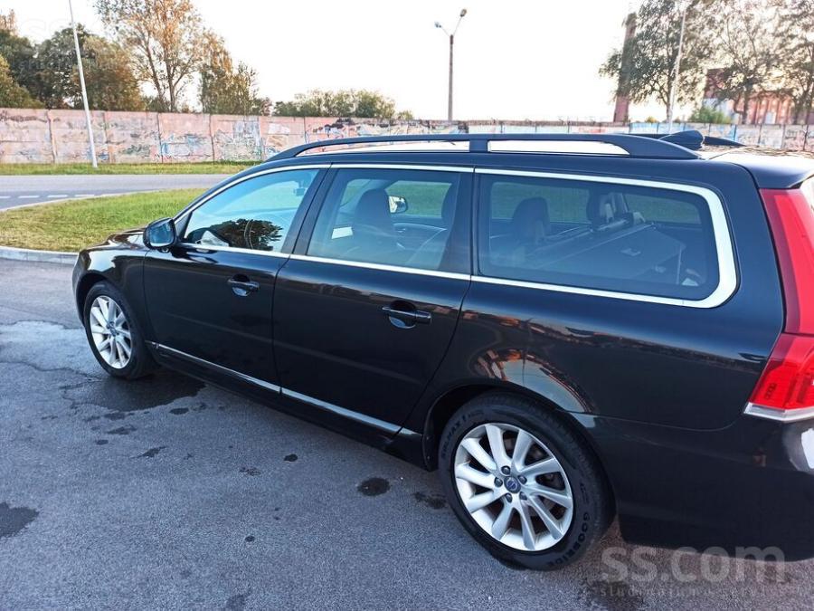 Black Volvo V70 2015 in Liepaja, with an engine capacity of 2.00 L and mileage of 335 thousand km for 6000 €, photo 13 on AUTOMOTO.COM.LV