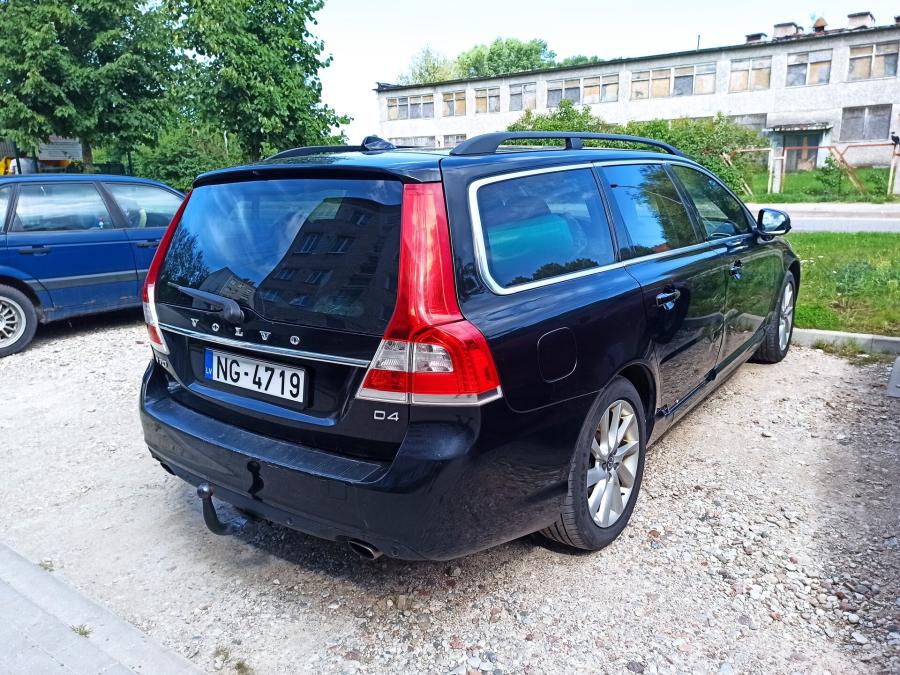 Black Volvo V70 2015 in Liepaja, with an engine capacity of 2.00 L and mileage of 340 thousand km for 5800 €, photo 5 on AUTOMOTO.COM.LV