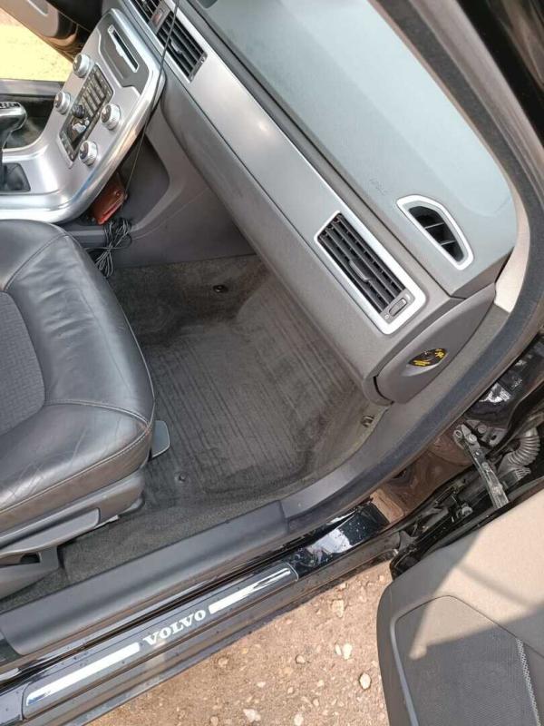 Melns Volvo V70 2015 Liepāja, ar dzinēja tilpumu 2.00 L un nobraukumu 340 tūkst. km par 5800 €, foto 8 vietnē AUTOMOTO.COM.LV