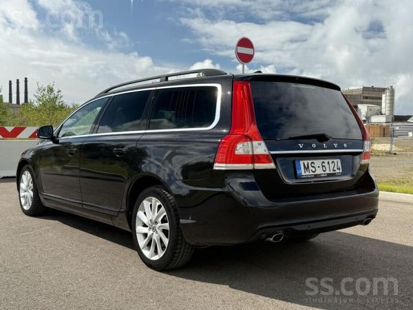 Black Volvo V70 2015 in Liepaja, with an engine capacity of 2.00 L and mileage of 270 thousand km for 7700 €, photo 5 on AUTOMOTO.COM.LV