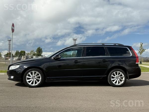 Black Volvo V70 2015 in Liepaja, with an engine capacity of 2.00 L and mileage of 270 thousand km for 7700 €, photo 7 on AUTOMOTO.COM.LV