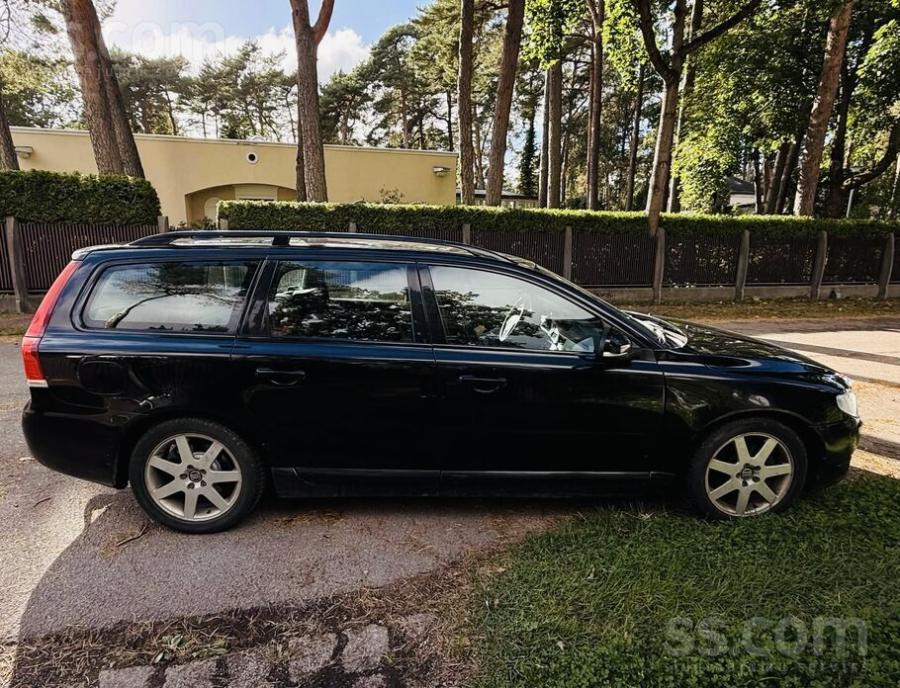 Melns Volvo V70 2015 Rīga, ar dzinēja tilpumu 2.00 L un nobraukumu 136 tūkst. km par 6950 €, foto 1 vietnē AUTOMOTO.COM.LV