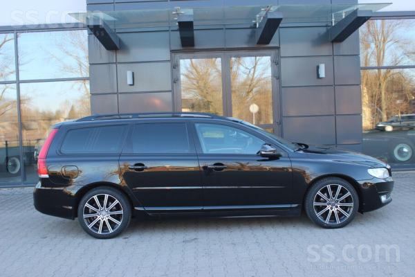 Black Volvo V70 2016 in Dobele, with an engine capacity of 2.00 L and mileage of 307 thousand km for 8100 €, photo 5 on AUTOMOTO.COM.LV