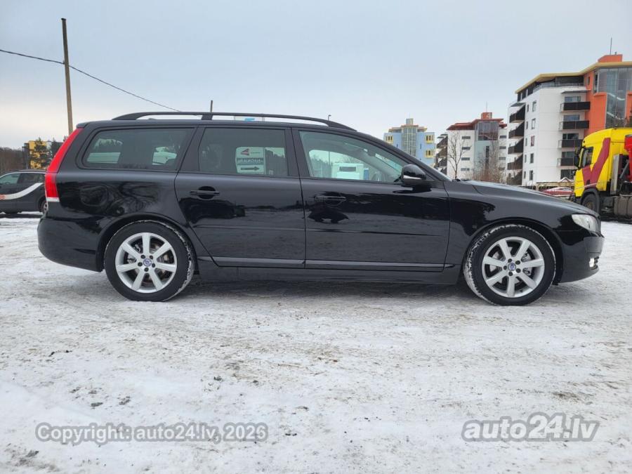 Black Volvo V70 2016 in Tallinn, with an engine capacity of 2.00 L and mileage of 270 thousand km for 9899 €, photo 19 on AUTOMOTO.COM.LV