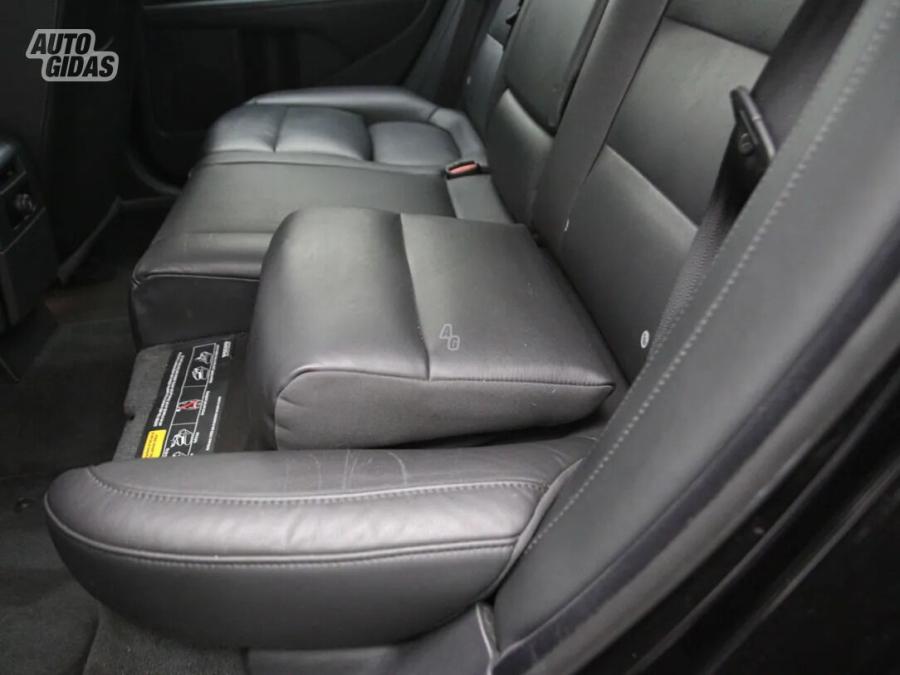 Black Volvo V70 2016 in Vilnius, with an engine capacity of 2.00 L and mileage of 294 thousand km for 9299 €, photo 33 on AUTOMOTO.COM.LV