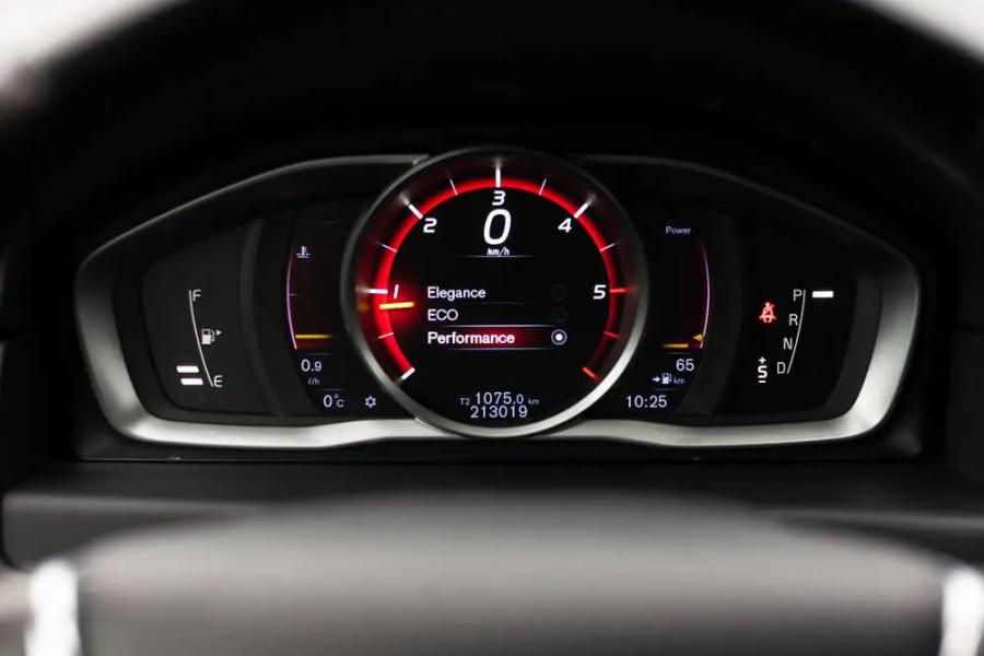 Melns Volvo V70 2016 Rīga, ar dzinēja tilpumu 2.00 L un nobraukumu 213 tūkst. km par 8595 €, foto 11 vietnē AUTOMOTO.COM.LV