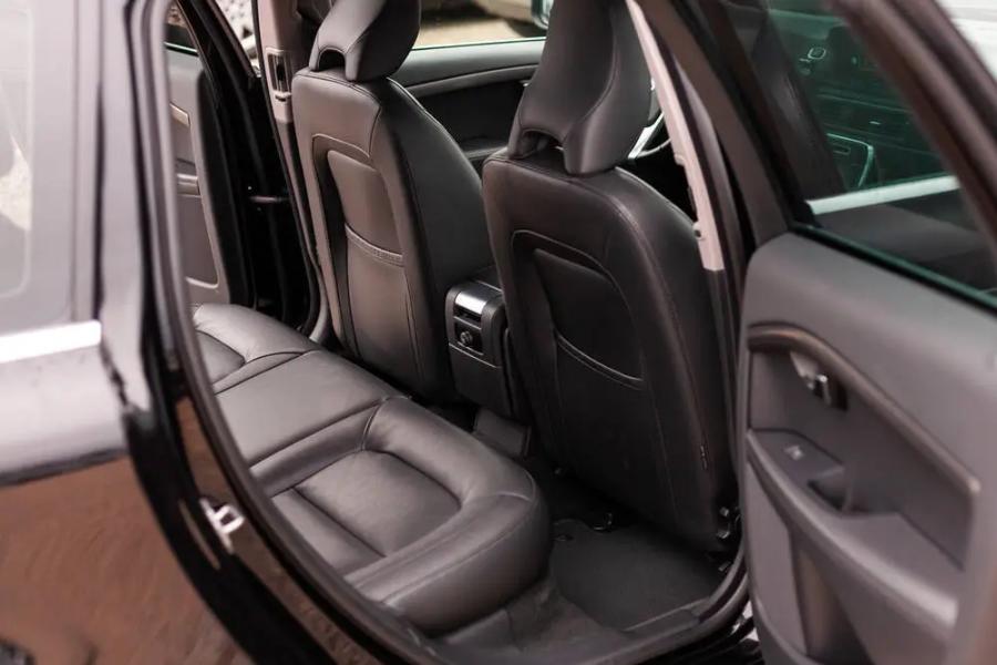Melns Volvo V70 2016 Rīga, ar dzinēja tilpumu 2.00 L un nobraukumu 213 tūkst. km par 8595 €, foto 23 vietnē AUTOMOTO.COM.LV