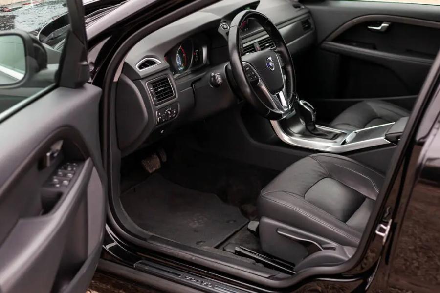 Melns Volvo V70 2016 Rīga, ar dzinēja tilpumu 2.00 L un nobraukumu 213 tūkst. km par 8595 €, foto 24 vietnē AUTOMOTO.COM.LV