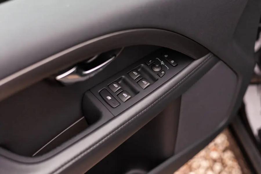 Melns Volvo V70 2016 Rīga, ar dzinēja tilpumu 2.00 L un nobraukumu 213 tūkst. km par 8595 €, foto 25 vietnē AUTOMOTO.COM.LV