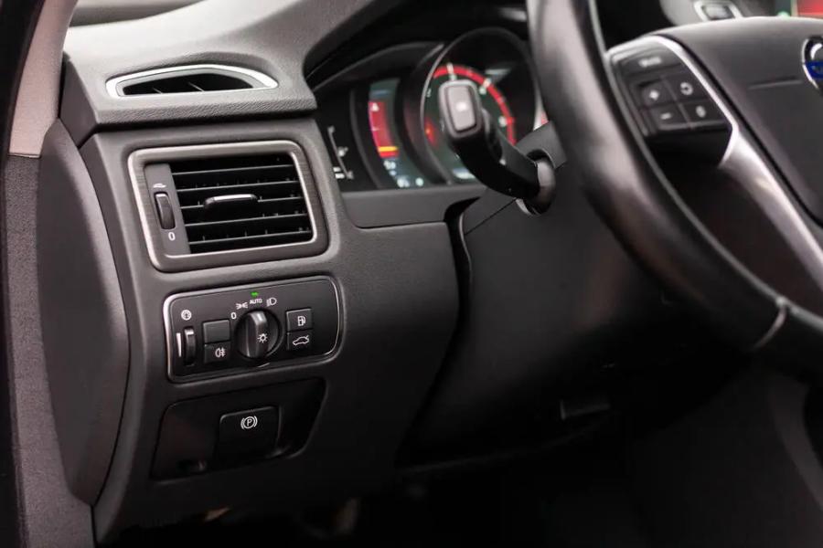 Melns Volvo V70 2016 Rīga, ar dzinēja tilpumu 2.00 L un nobraukumu 213 tūkst. km par 8595 €, foto 26 vietnē AUTOMOTO.COM.LV