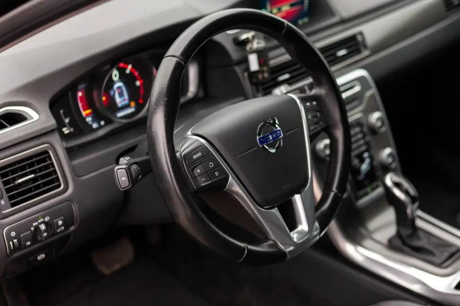 Melns Volvo V70 2016 Rīga, ar dzinēja tilpumu 2.00 L un nobraukumu 213 tūkst. km par 8595 €, foto 27 vietnē AUTOMOTO.COM.LV