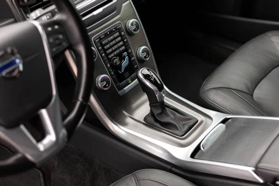 Melns Volvo V70 2016 Rīga, ar dzinēja tilpumu 2.00 L un nobraukumu 213 tūkst. km par 8595 €, foto 28 vietnē AUTOMOTO.COM.LV