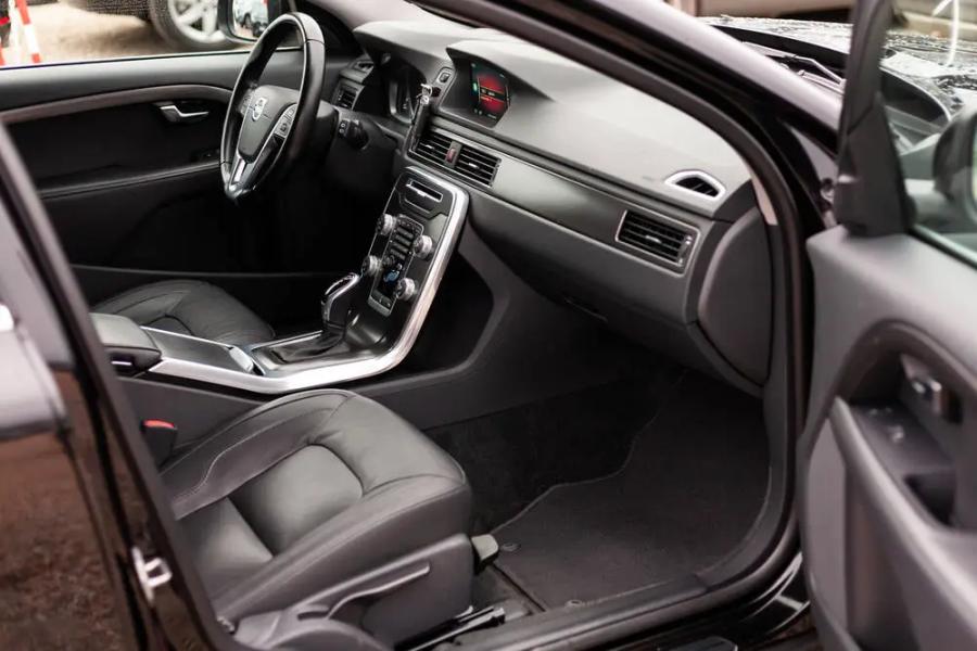 Melns Volvo V70 2016 Rīga, ar dzinēja tilpumu 2.00 L un nobraukumu 213 tūkst. km par 8595 €, foto 29 vietnē AUTOMOTO.COM.LV